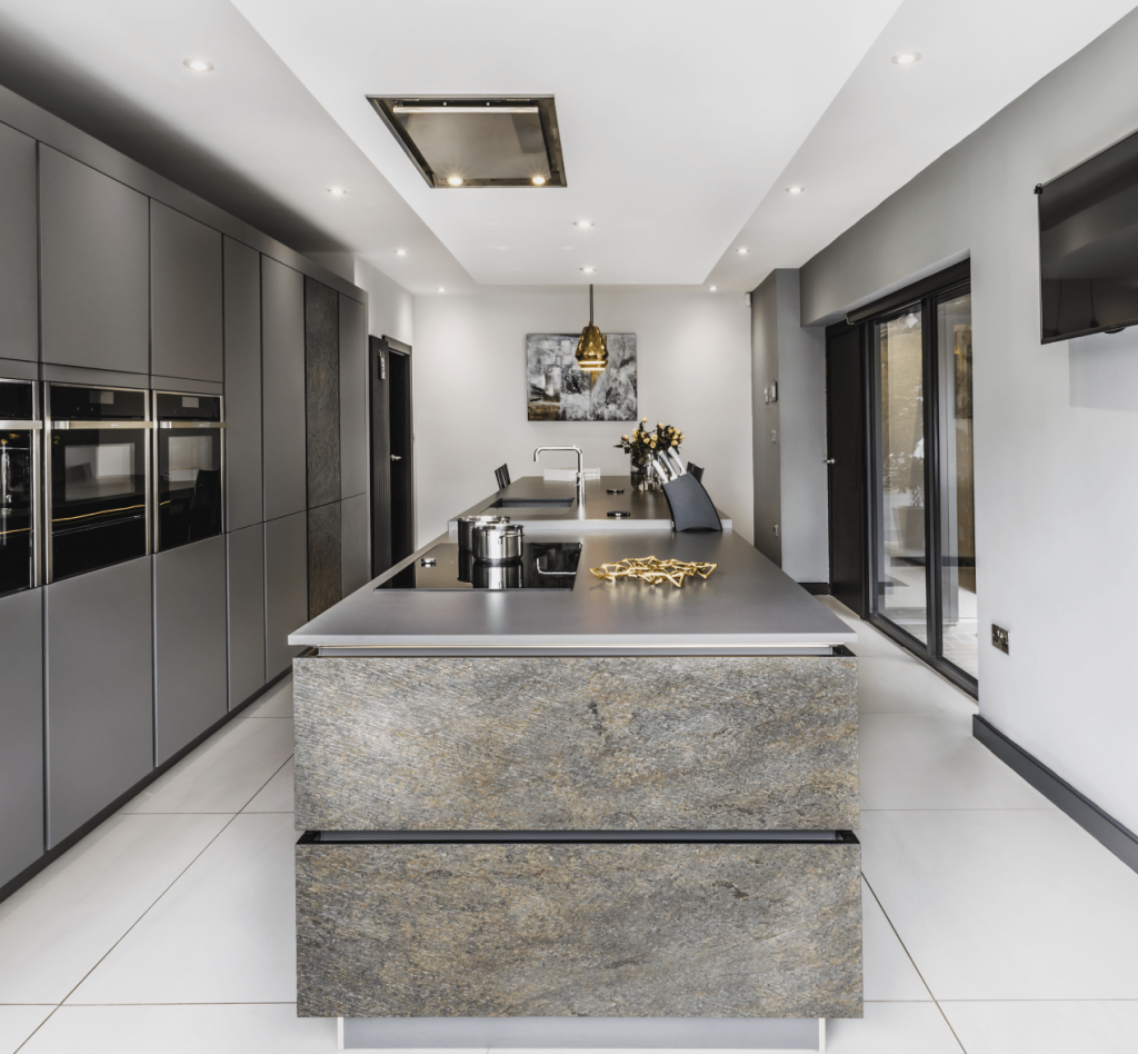 Monochrome Style Kitchen | Classic Combination Black and White Kitchen ...